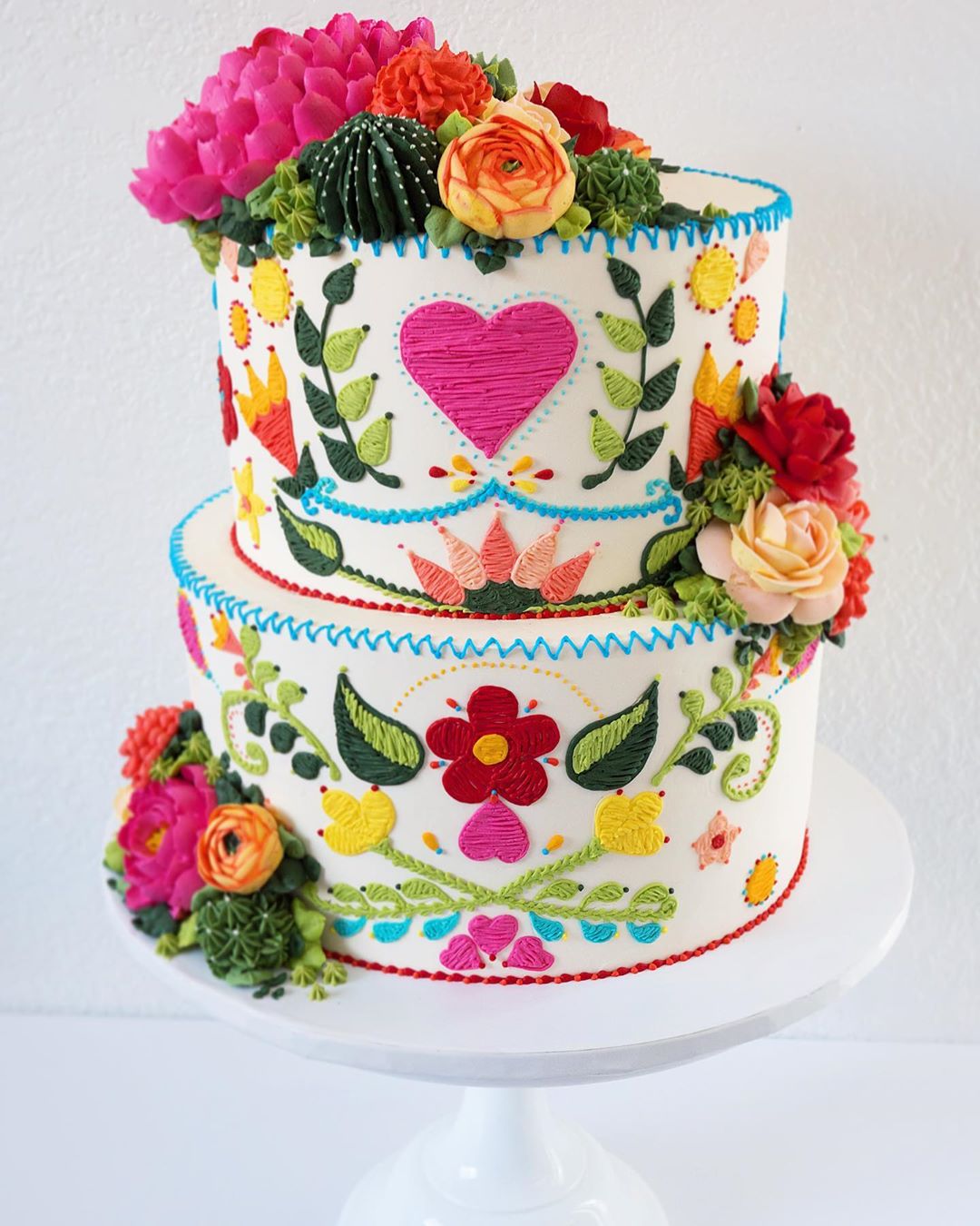 Cake artist makes beautiful embroidered looking cakes