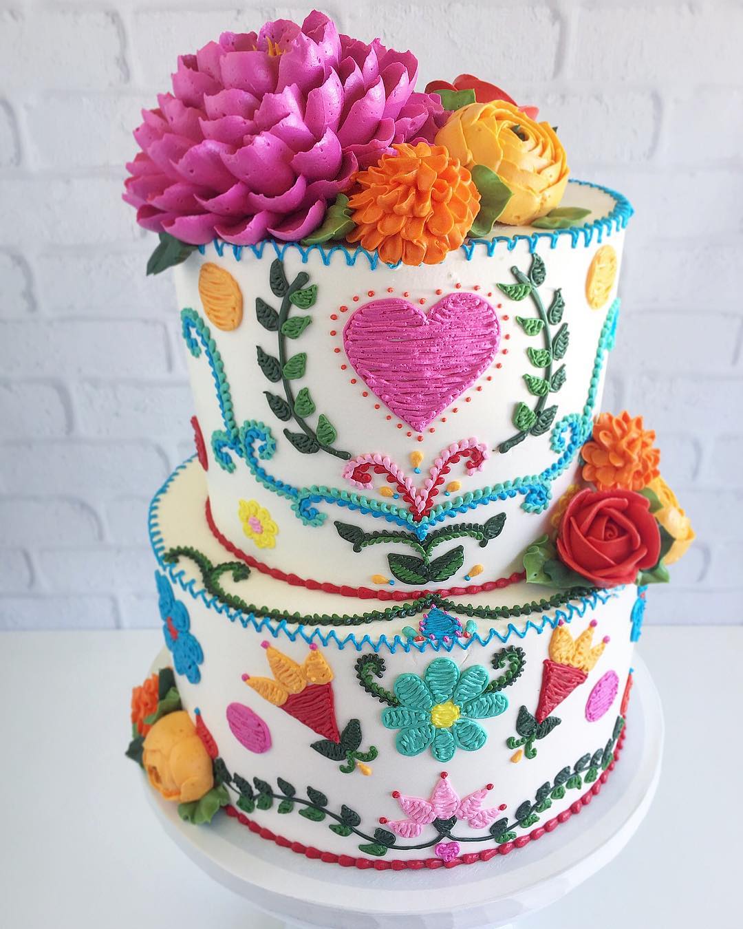 Cake artist makes beautiful embroidered looking cakes