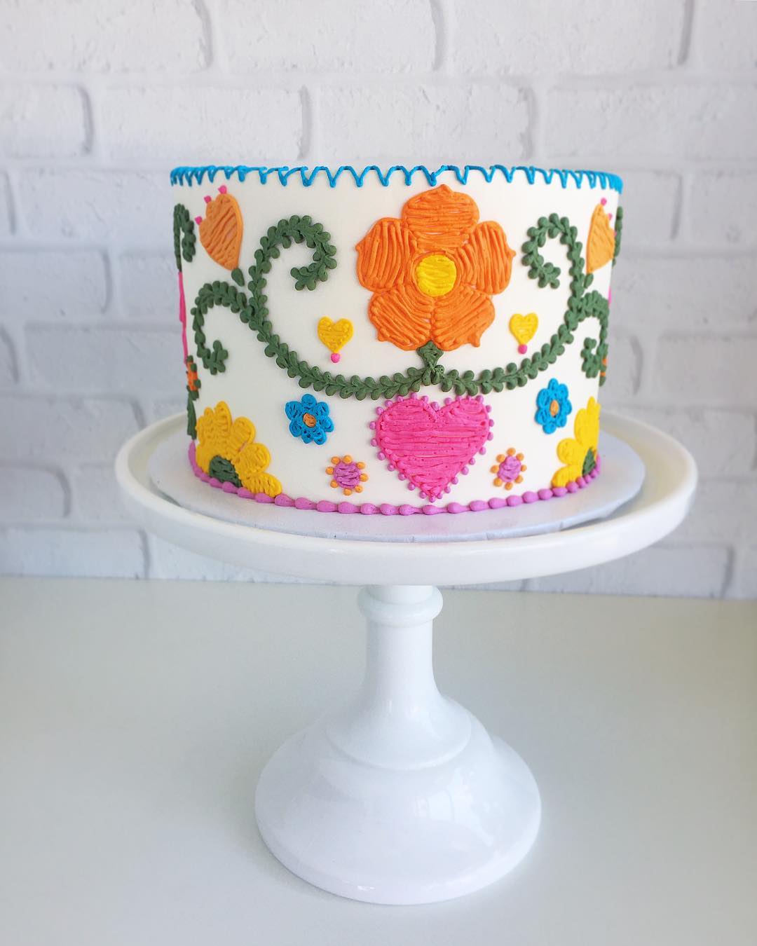Cake artist makes beautiful embroidered looking cakes