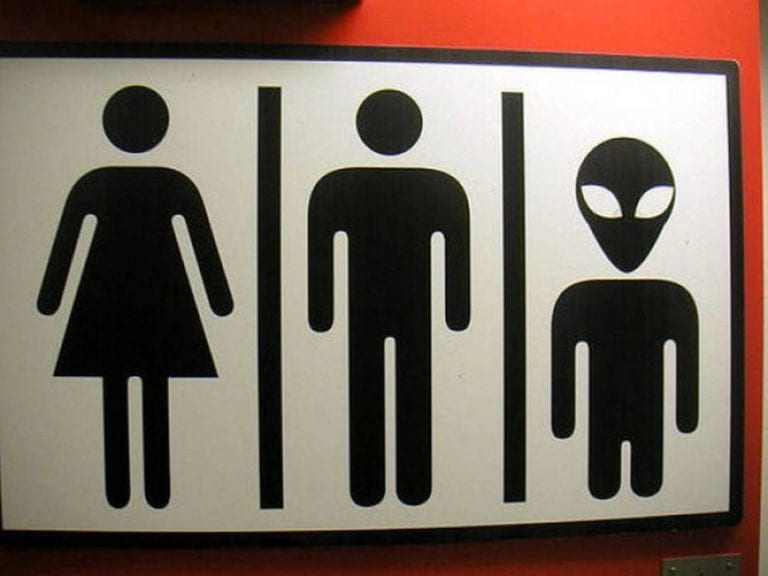 30 clever bathroom signs that’ll make you crack up on your way to do ...