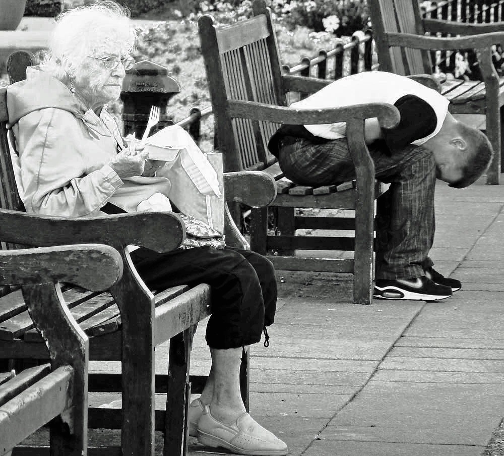 30 Striking photos that show a generation gap at its widest