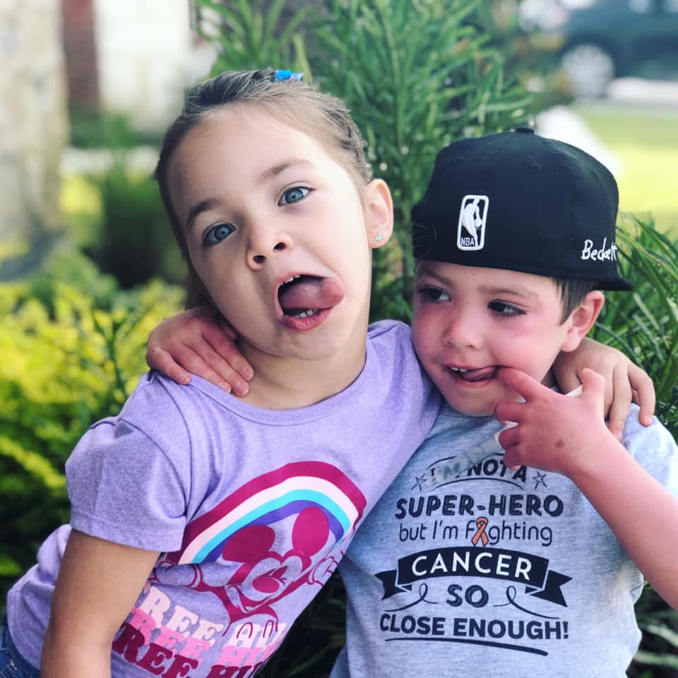 Photo of big sister comforting little brother with leukemia goes viral