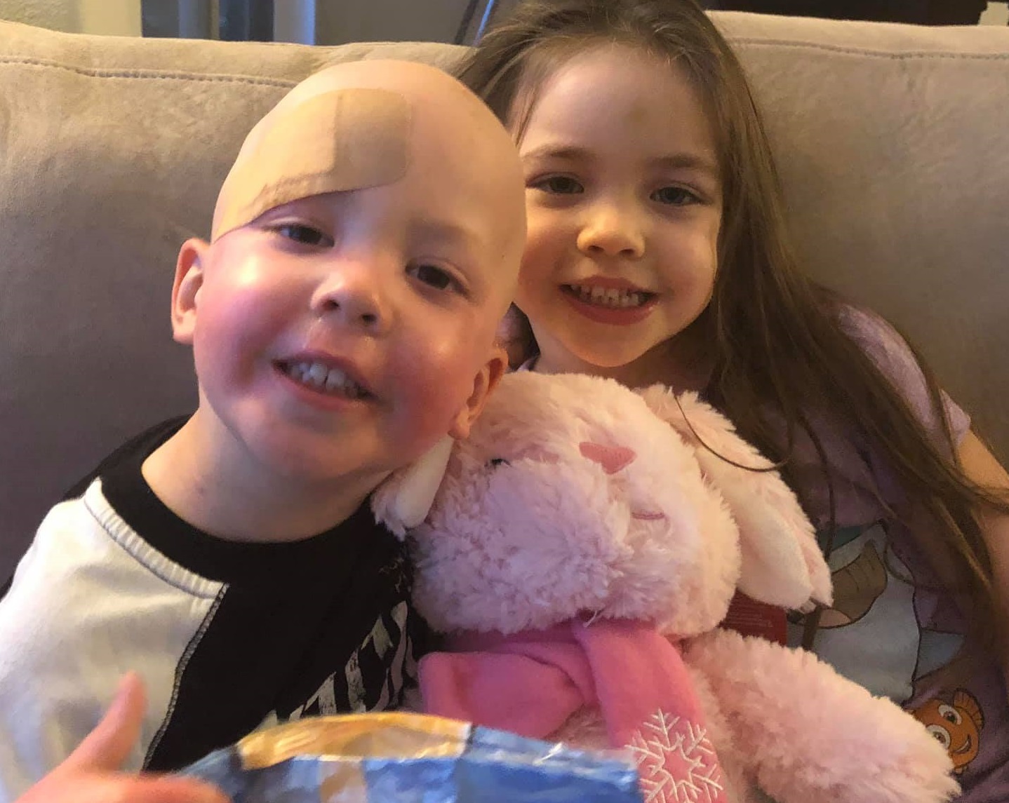 Photo of big sister comforting little brother with leukemia goes viral