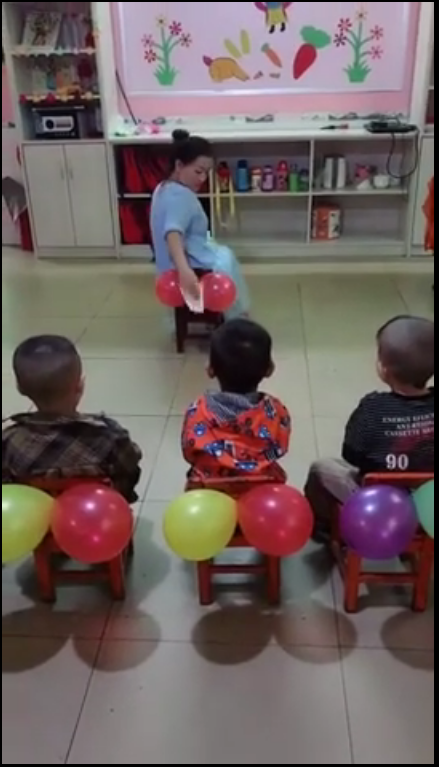 Teacher uses balloons to show kids how to wipe themselves