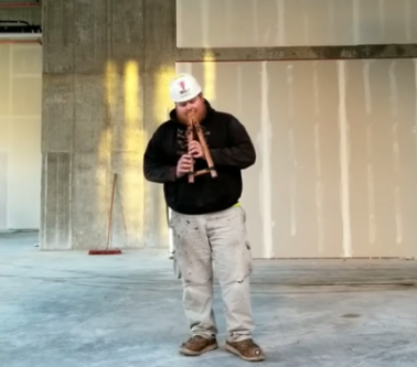 This ironworker films himself at work doing the most unexpected thing