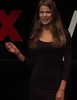 Woman changes her outfit in middle of a speech, then shares why looks ...
