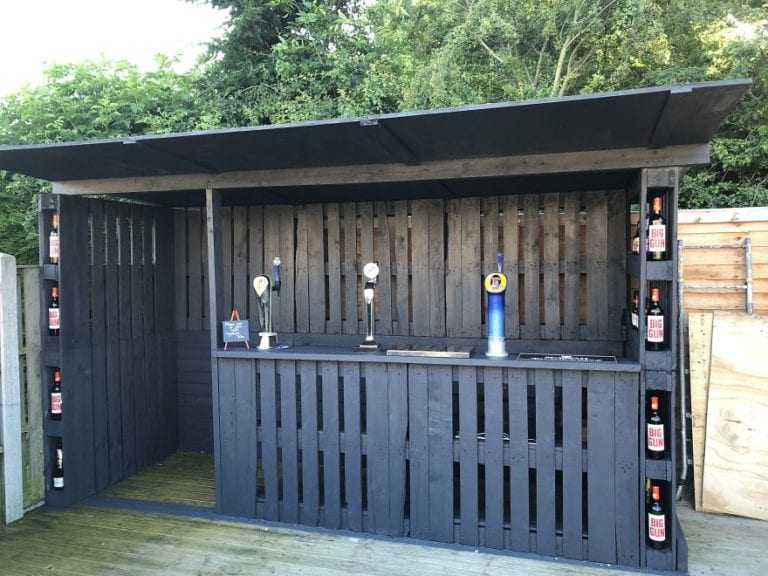 Man created impressive pallet bar in his backyard for only $112, shares ...