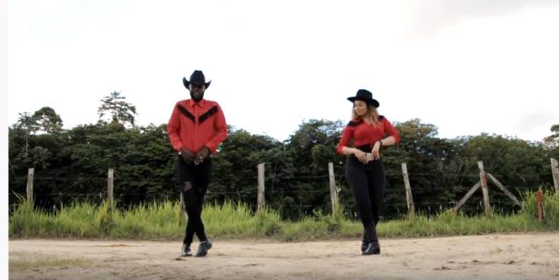 Dance duo rides up on horses – then busts out slick moves to “Old Town ...