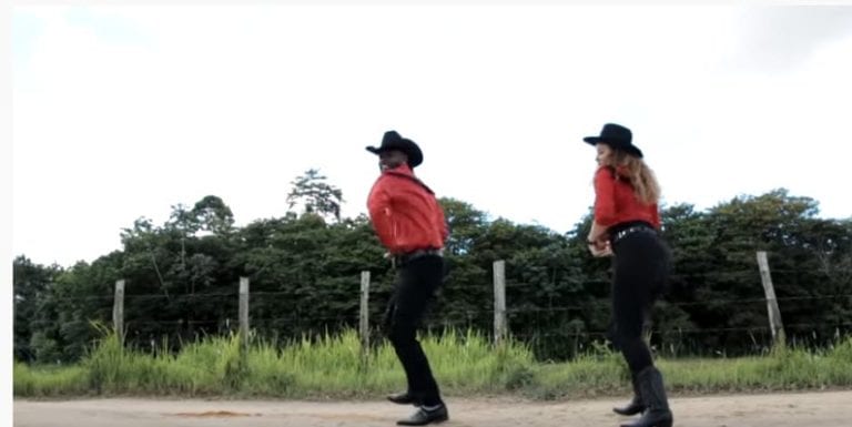 Dance duo rides up on horses – then busts out slick moves to “Old Town ...