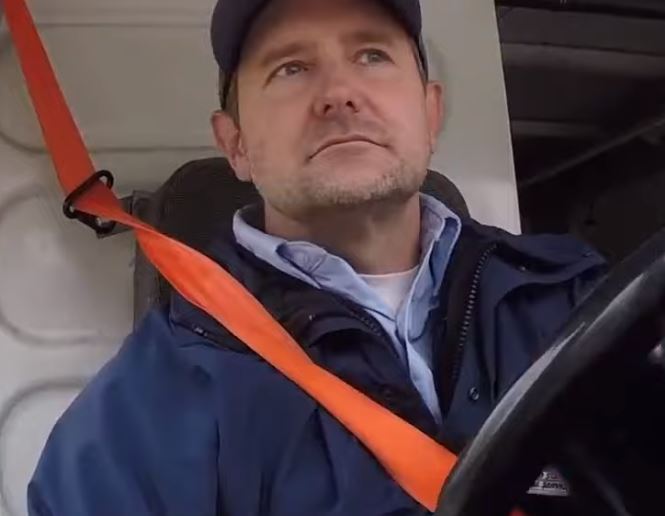 Mailman "stalked" by wild turkey must carry protection on route