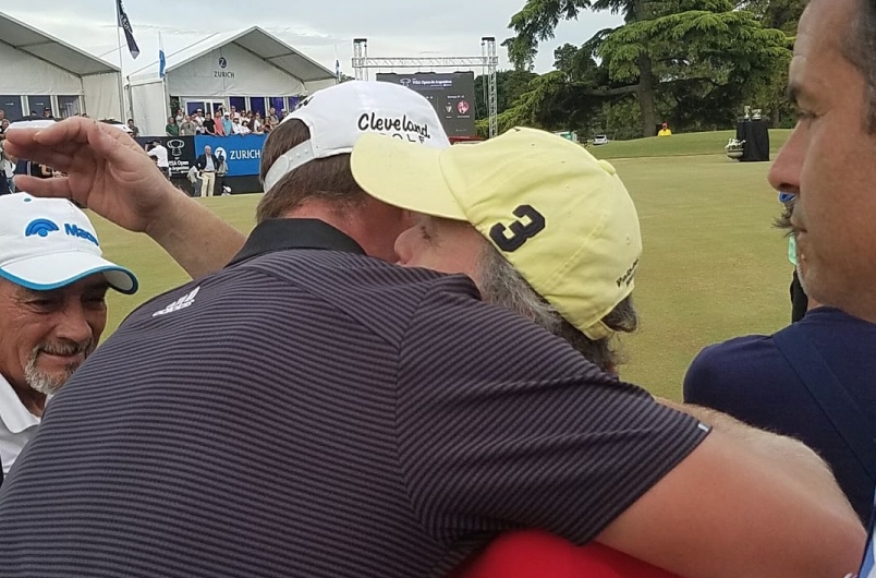 Golfer embraces a fan who made him flinch and lose the game