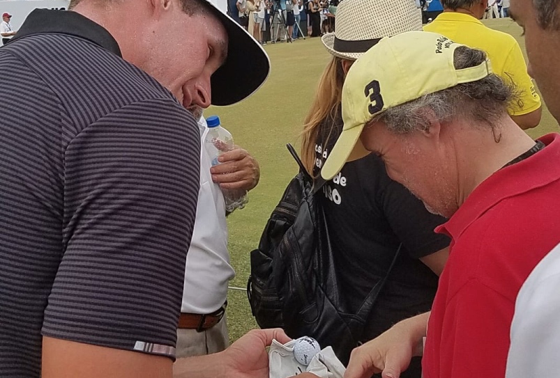 Golfer embraces a fan who made him flinch and lose the game
