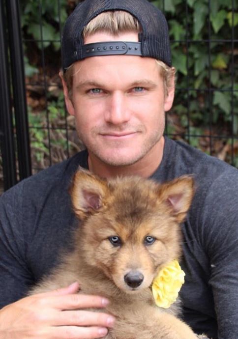 50 hot guys share pics with their dogs & they’re sure to make anyone drool