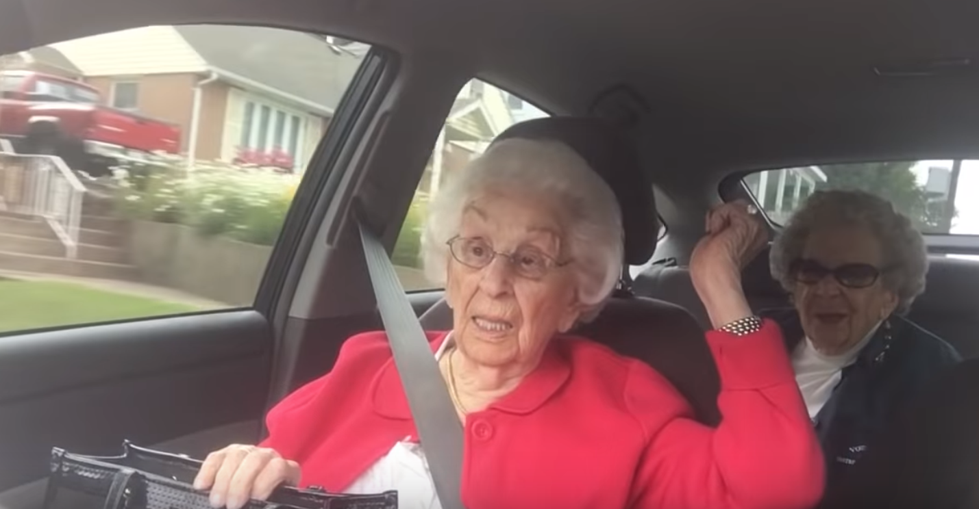 Grandma tries to pay her sister back for hot dogs – their hilarious ...