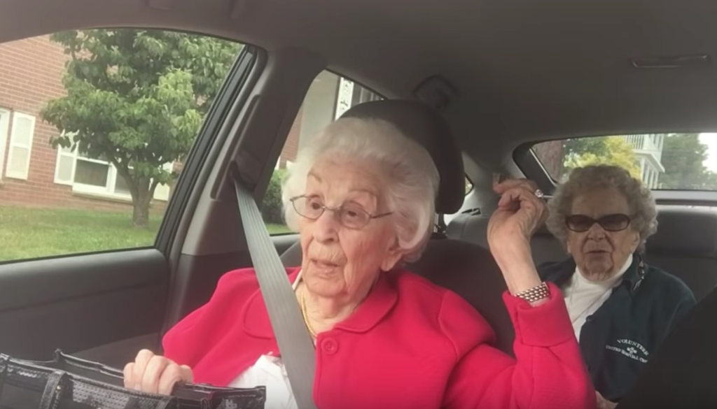 Grandma tries to pay her sister back for hot dogs – their hilarious ...