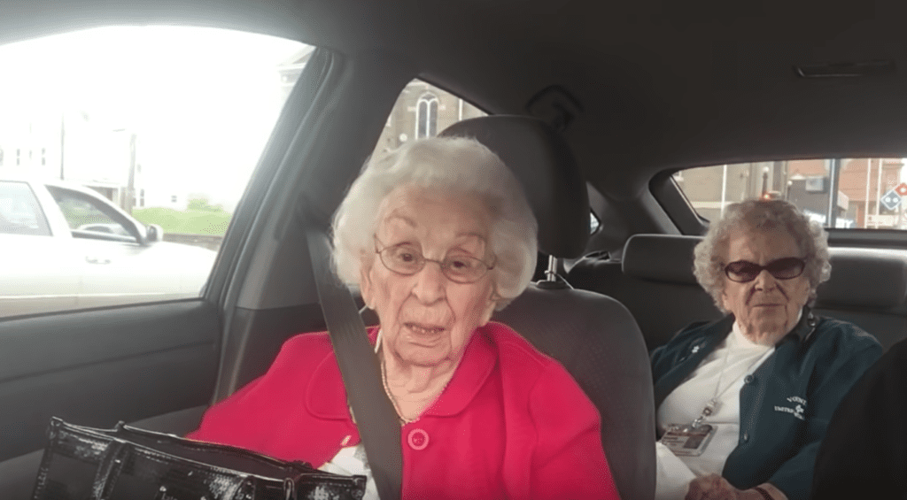 Grandma tries to pay her sister back for hot dogs – their hilarious ...