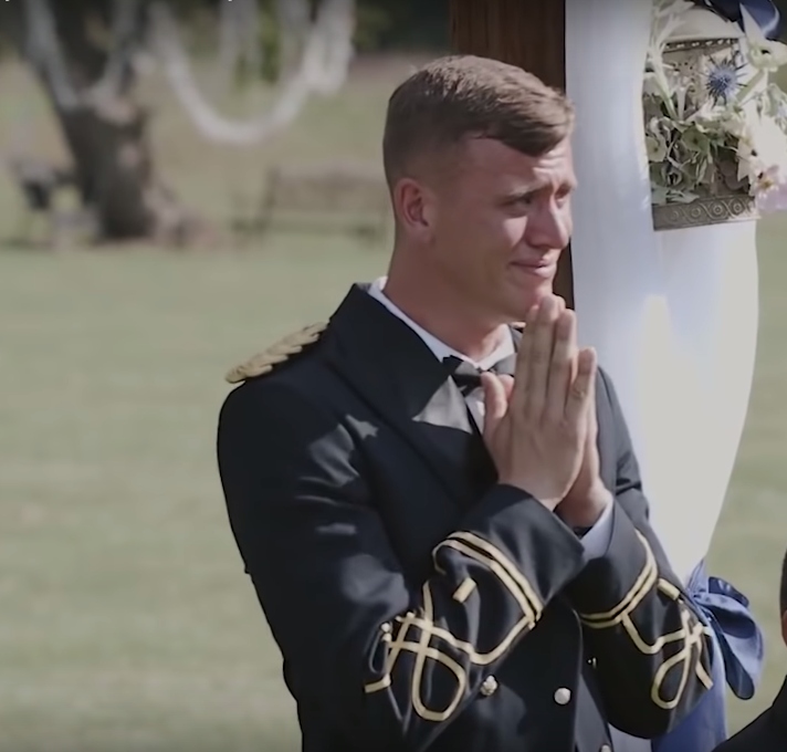 Dad joins daughter for traditional wedding dance – then they break out ...