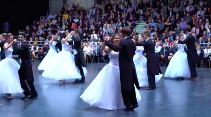 Prom students enter dance floor in single-file-line – then steal the ...