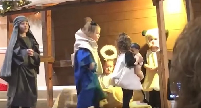 Christmas pageant goes hilariously wrong when little ‘sheep’ kidnaps Jesus