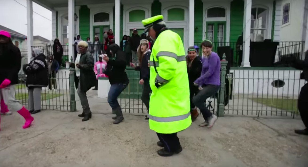 Police officer skips parade duty to do the cupid shuffle