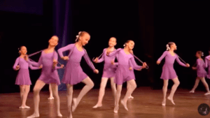 Young ballerinas enter the stage with jump ropes – then steal the show ...