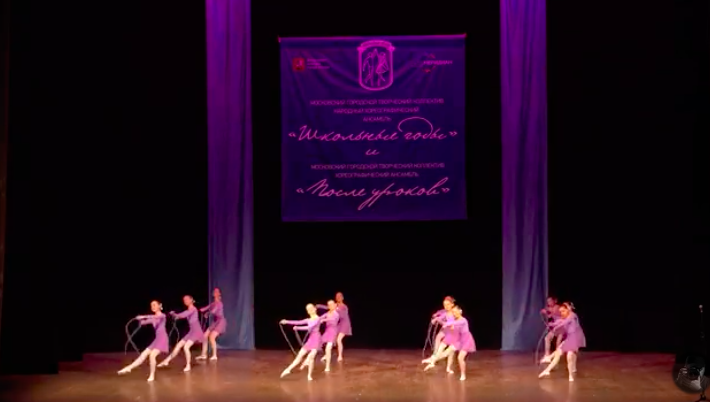 Young ballerinas enter the stage with jump ropes – then steal the show ...