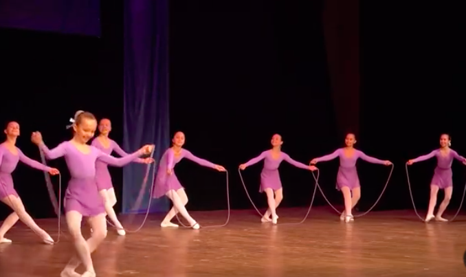 Young ballerinas enter the stage with jump ropes – then steal the show ...