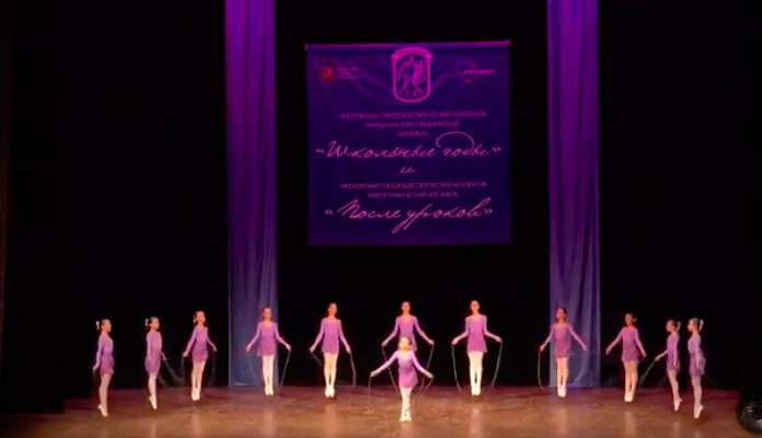 Young ballerinas enter the stage with jump ropes – then steal the show ...
