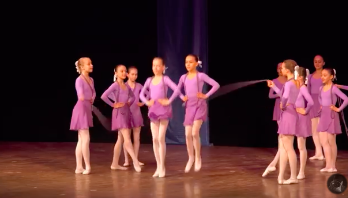 Young ballerinas enter the stage with jump ropes – then steal the show ...