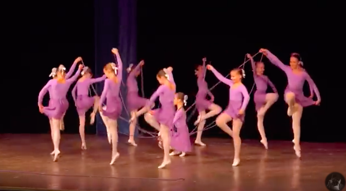 Young ballerinas enter the stage with jump ropes – then steal the show ...