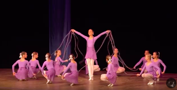 Young ballerinas enter the stage with jump ropes – then steal the show ...