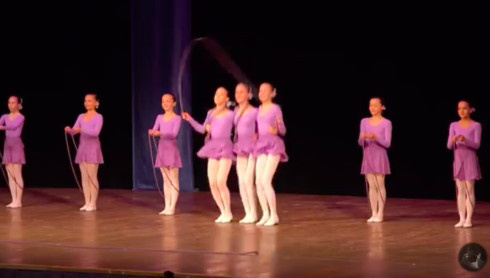 Young ballerinas enter the stage with jump ropes – then steal the show ...