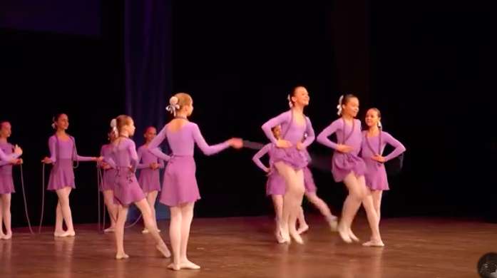 Young ballerinas enter the stage with jump ropes – then steal the show ...