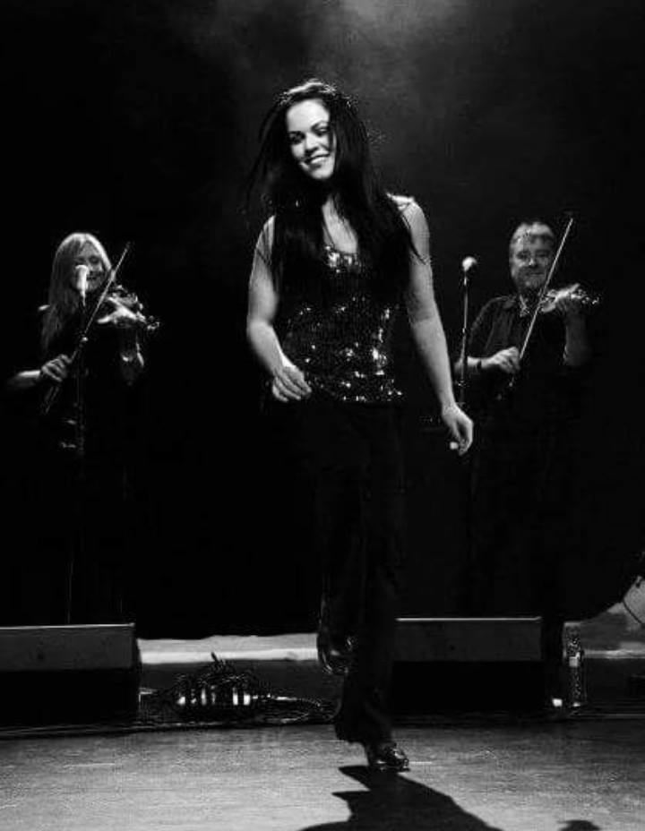 Crowd gathers around professional Irish dancer when girl steals the show