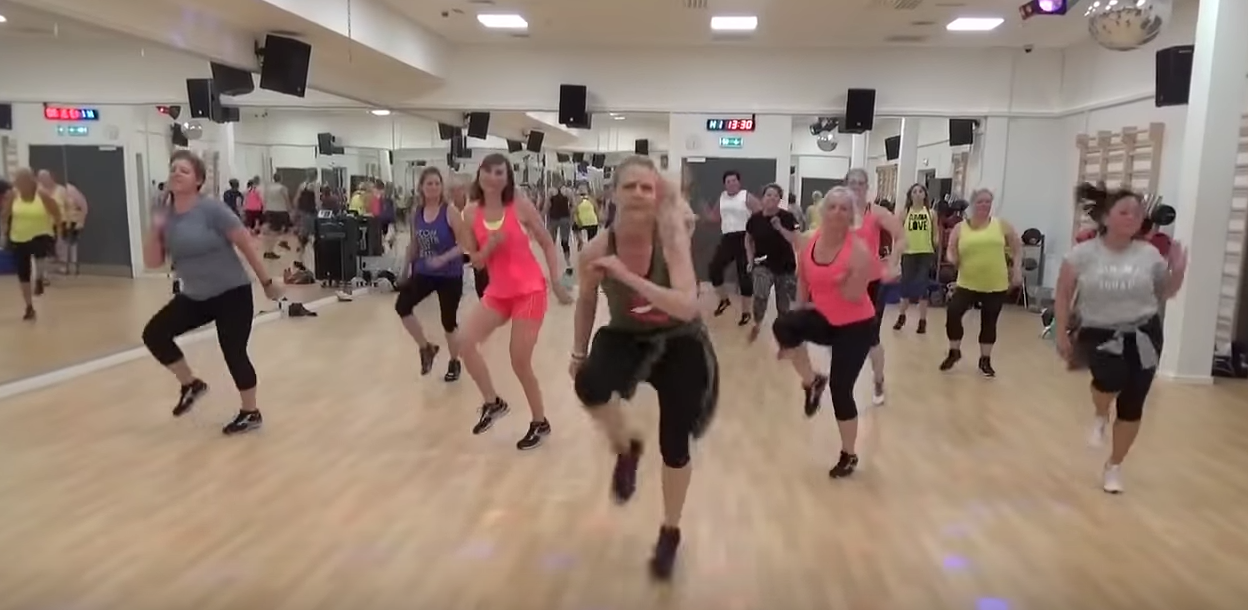 Zumba instructor hops in front of class – then whole room breaks into ...