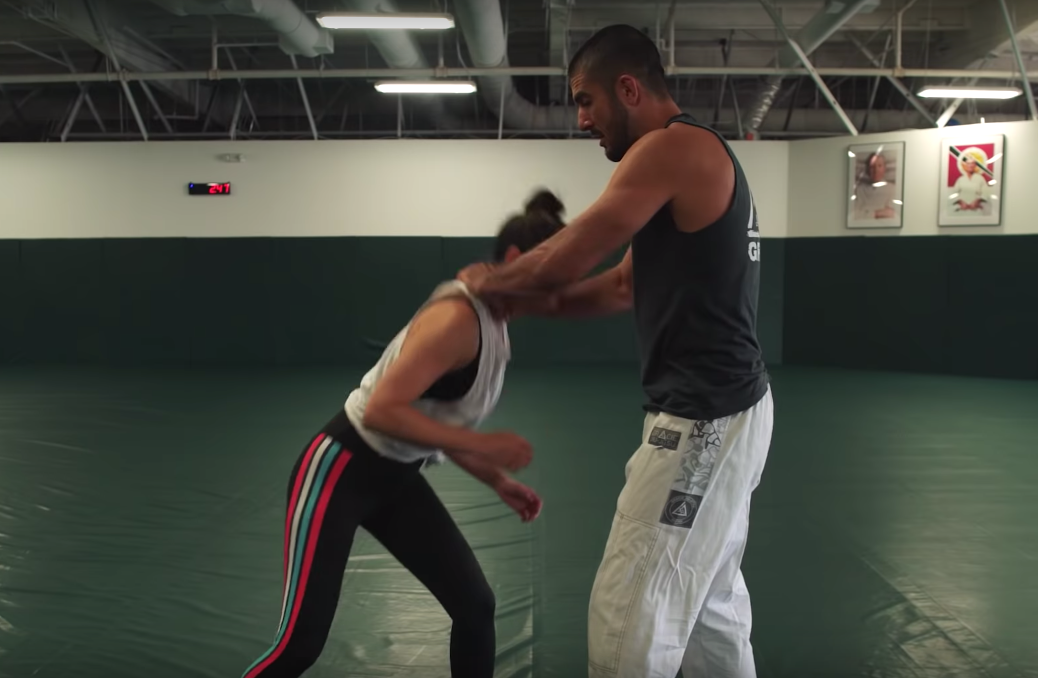 Woman demonstrates 5 self-defense moves every woman should know