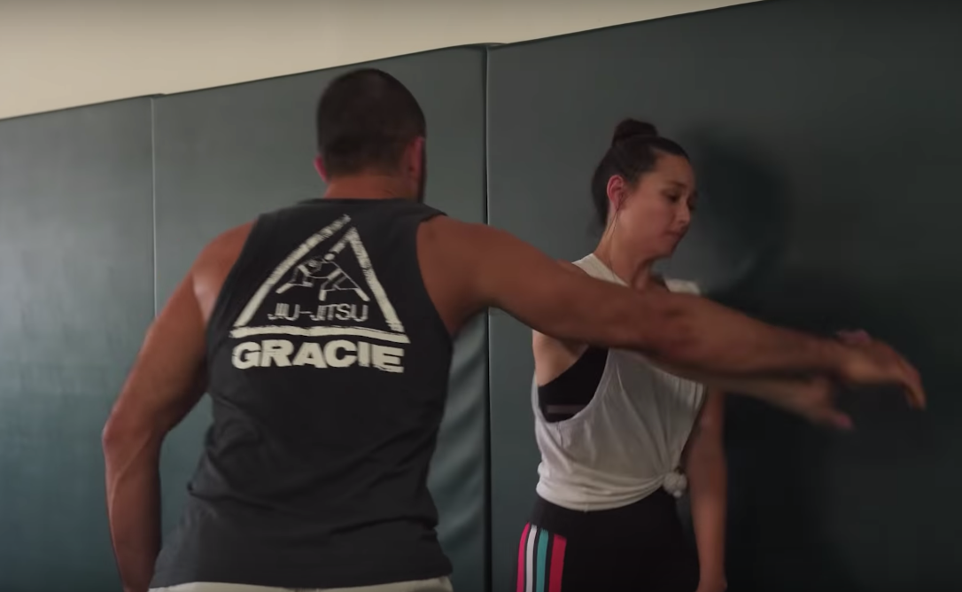 Woman demonstrates 5 self-defense moves every woman should know