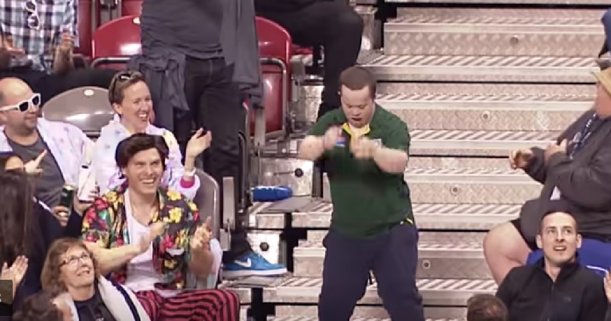 Fan feels team spirit and starts dancing – his fantastic moves leave ...