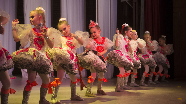 5th graders dressed as babies leave younger grades cracking up with ...