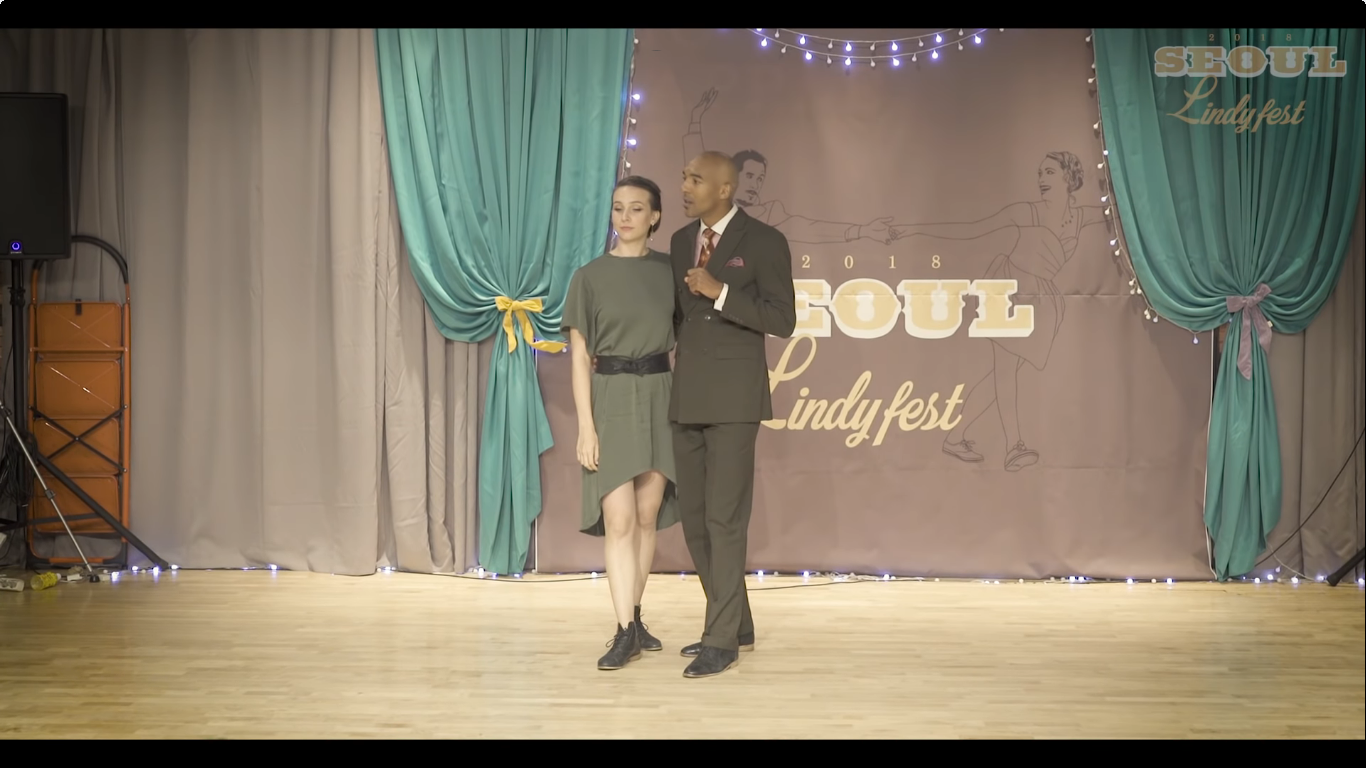 Duo improvises when music won’t start – then leave the crowd screaming ...