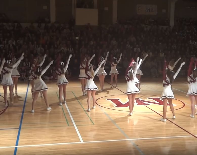 La espectacular actuación de las animadoras pasará a la historia de la ...