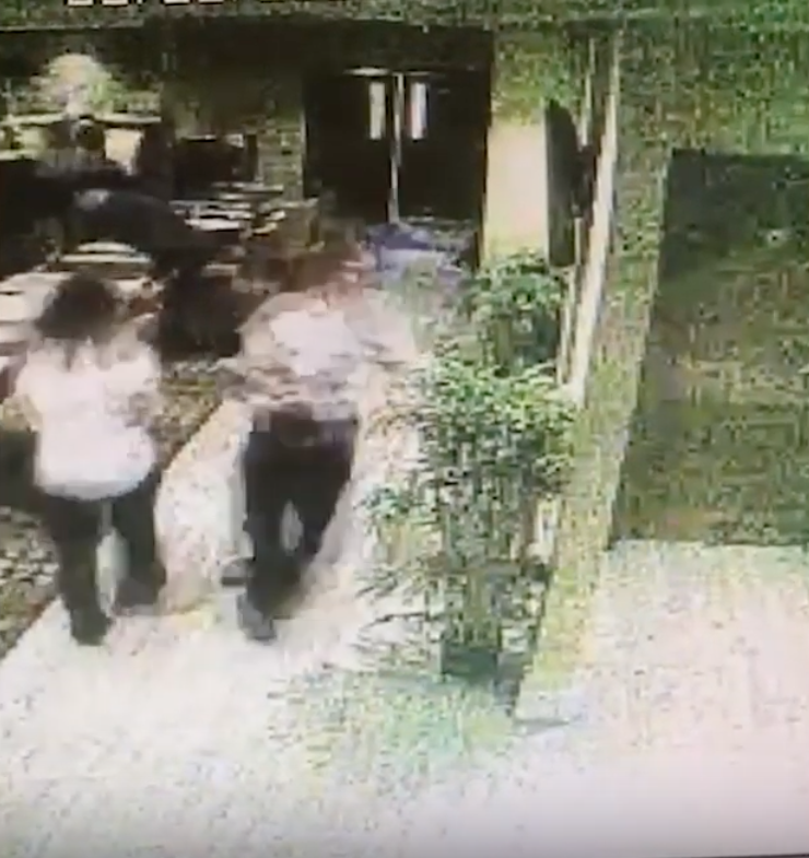 Waiter falls to the floor while carrying 4 meals – pulls off epic save ...