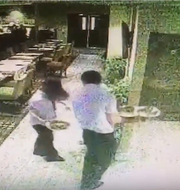 Waiter falls to the floor while carrying 4 meals – pulls off epic save ...