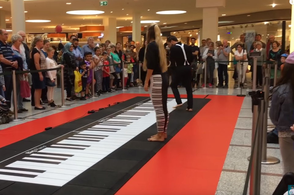 Couple’s Floor Piano Playing Draws Enthusiastic Crowd