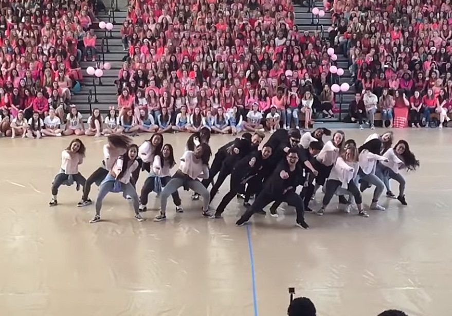 Boys Face Off Girls In “Battle Of The Sexes” At Pep Rally