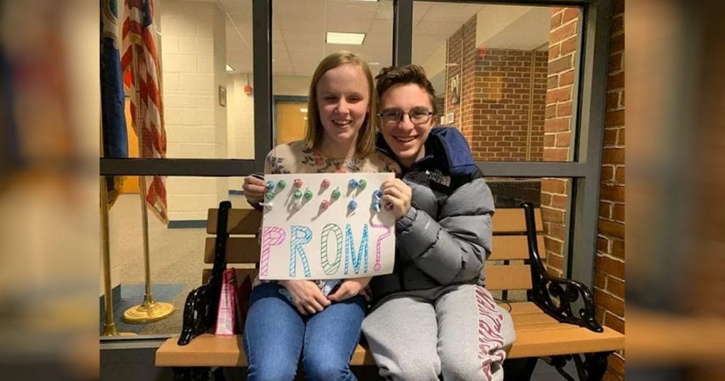 Teen gives blind girlfriend sweetest Hershey’s kisses prom proposal