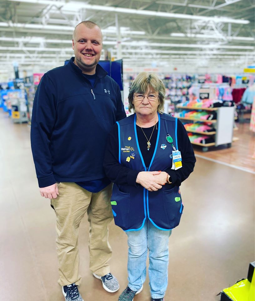 50 hilarious pics of a Walmart lady going above & beyond to sell products