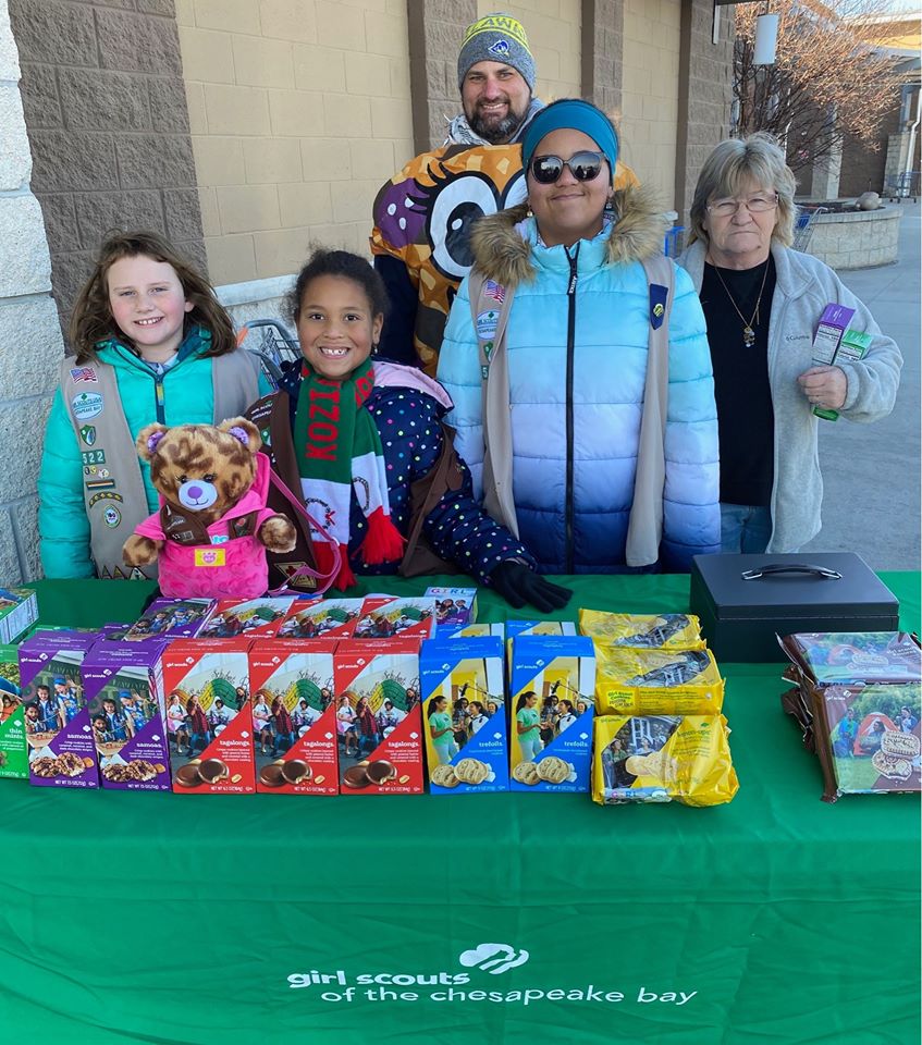 50 hilarious pics of a Walmart lady going above & beyond to sell products