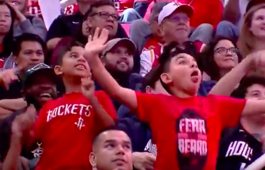 Twins set off epic dance battle at Rockets’ game