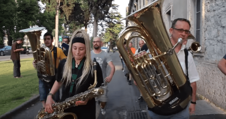 Six bands surprised the crowd with show-stopping flash mob in Verona, Italy